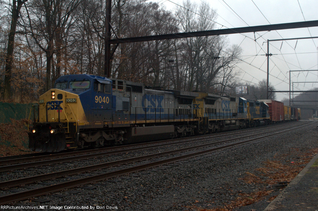 CSX C40-9W 9040 leads Q418-14